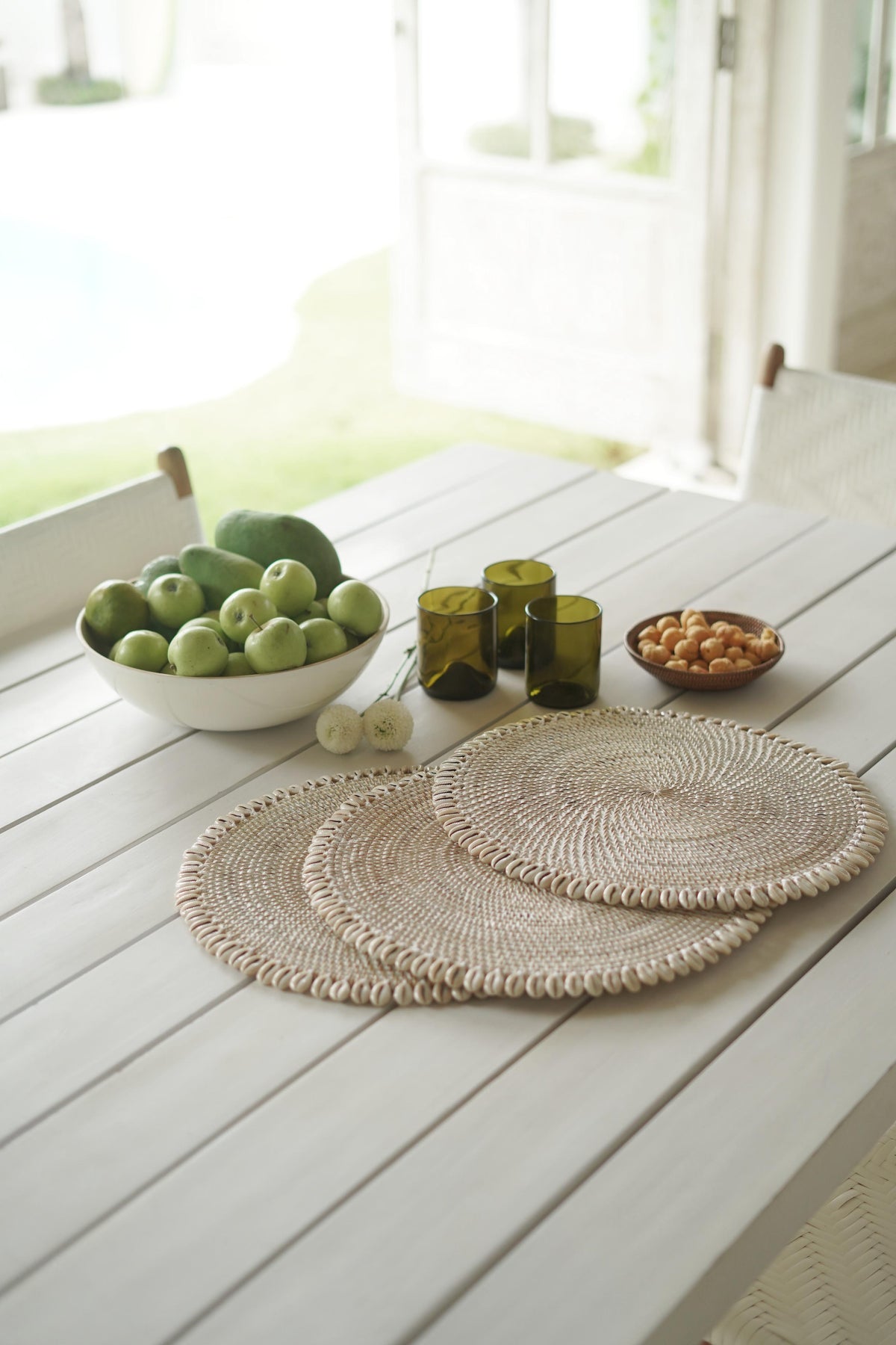 Tischset Rund aus Rattan in Weiß mit Muscheln – The Goods